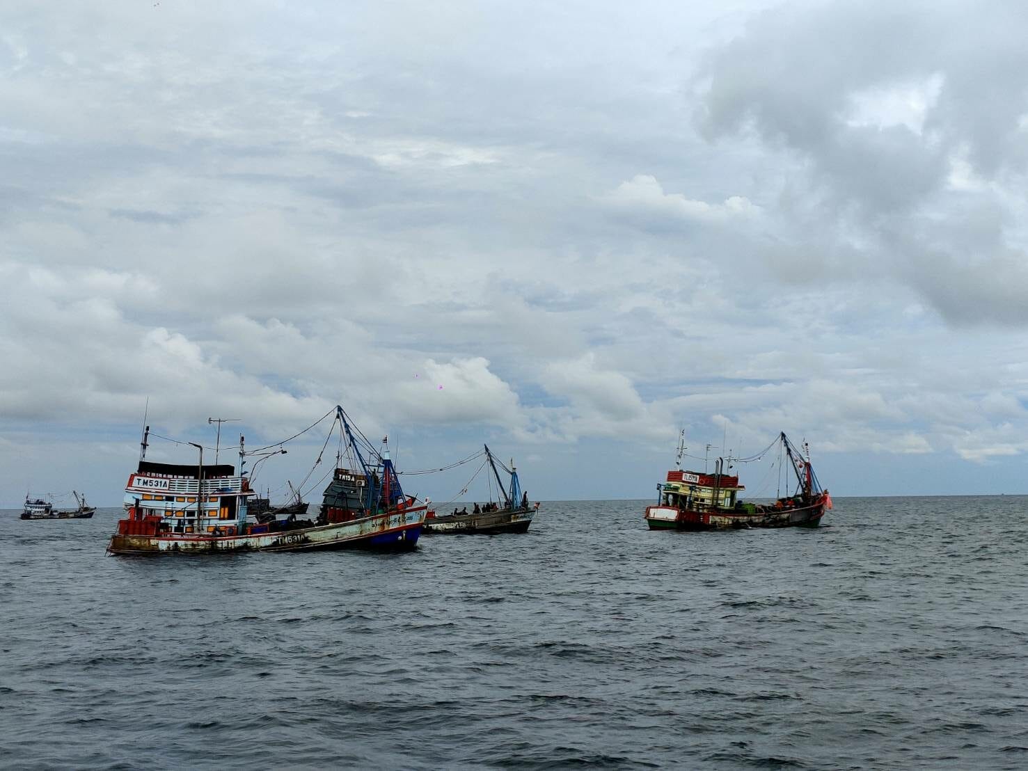 Vissersboot kapseist in de ruwe zee in provincie Rayong, 7 mensen ...